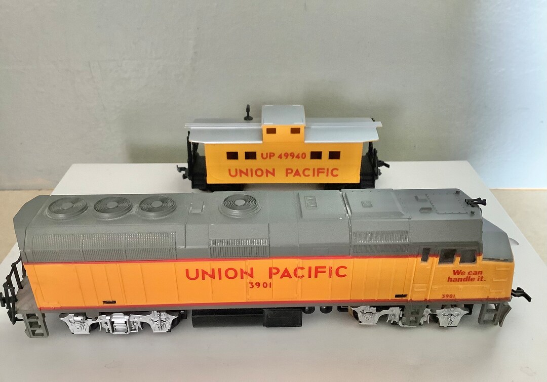 HO Scale Train Engine and Caboose, HO Scale Union Pacific Engine and ...