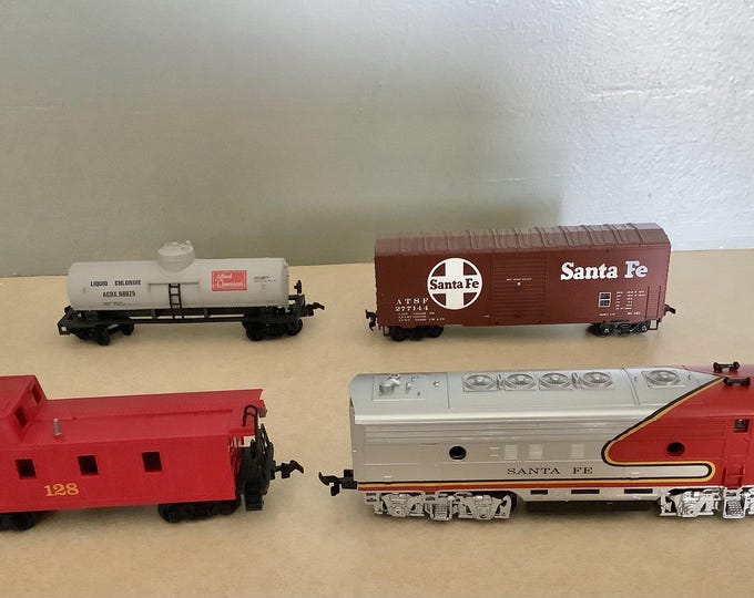 HO Scale Train Set, Santa Fe Engine and 3 Cars, Model Railroad Train ...