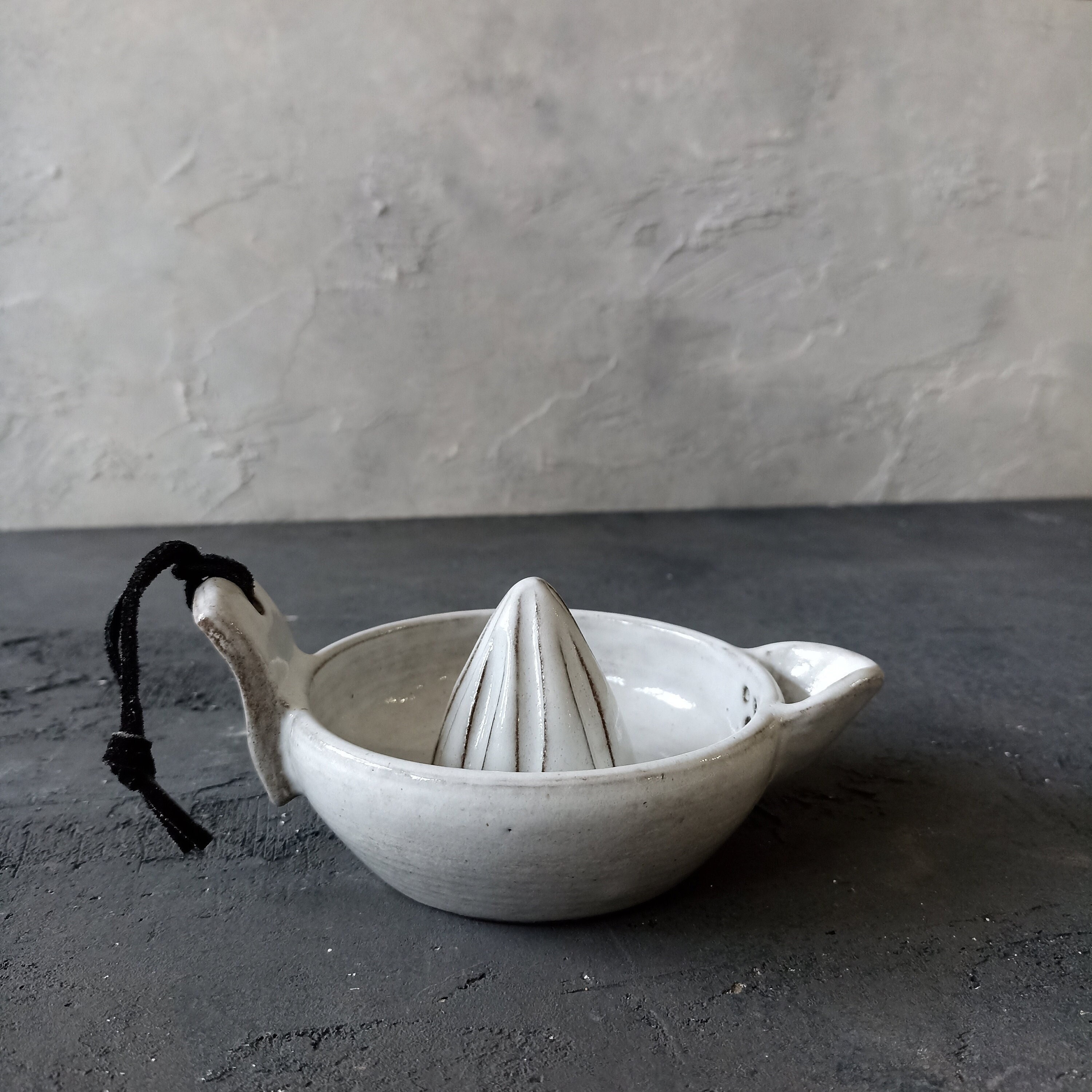 White Lemon Squeezer, Handmade Pottery Lemon Juicer, Ceramic Juicers ...