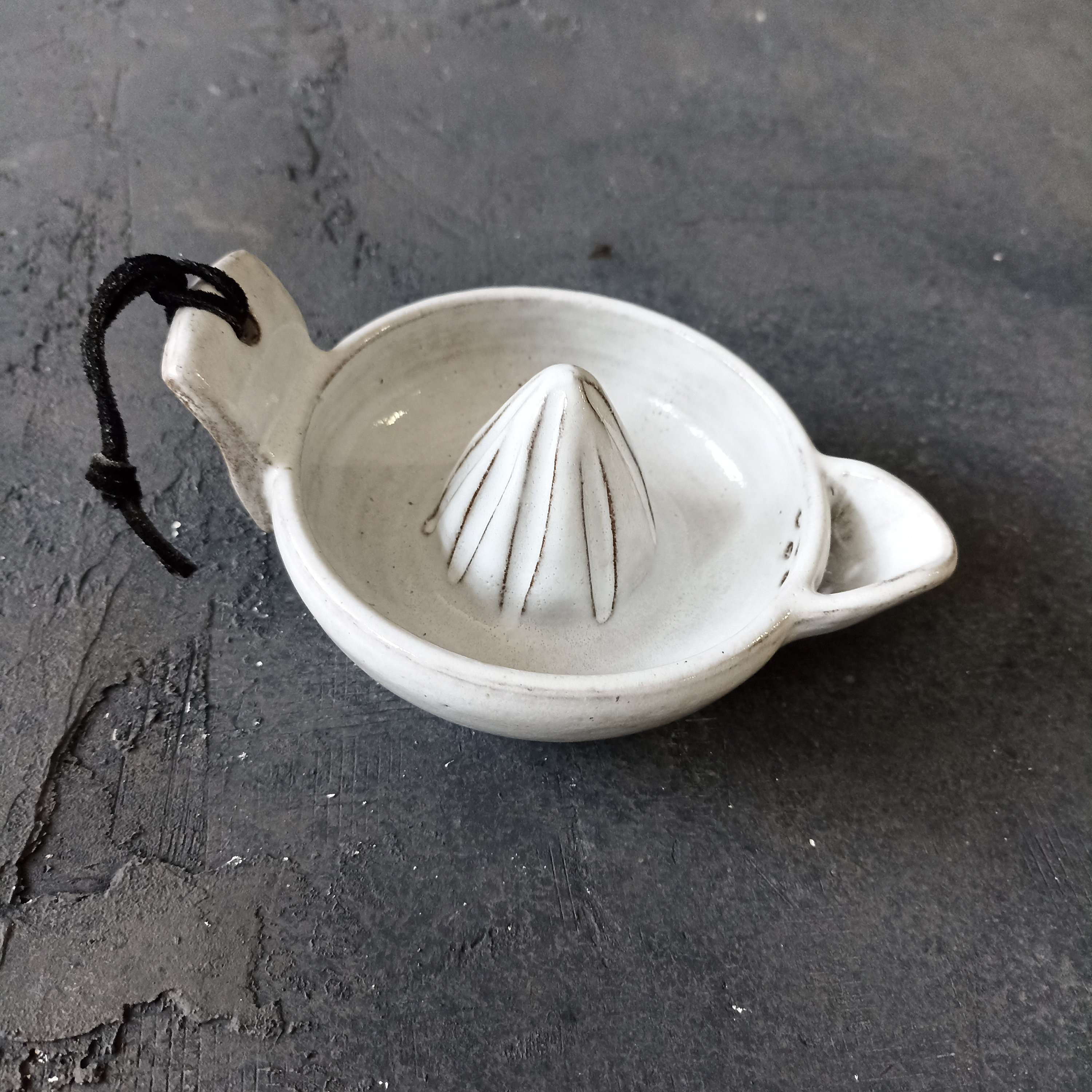 White Lemon Squeezer, Handmade Pottery Lemon Juicer, Ceramic Juicers ...