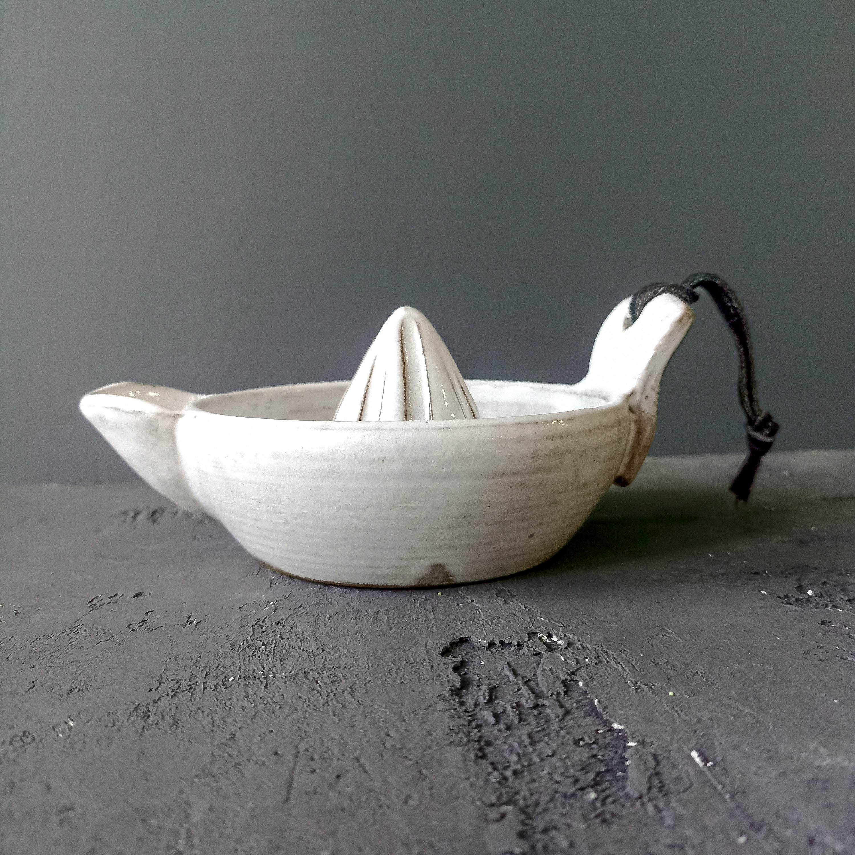White Lemon Squeezer, Handmade Pottery Lemon Juicer, Ceramic Juicers ...