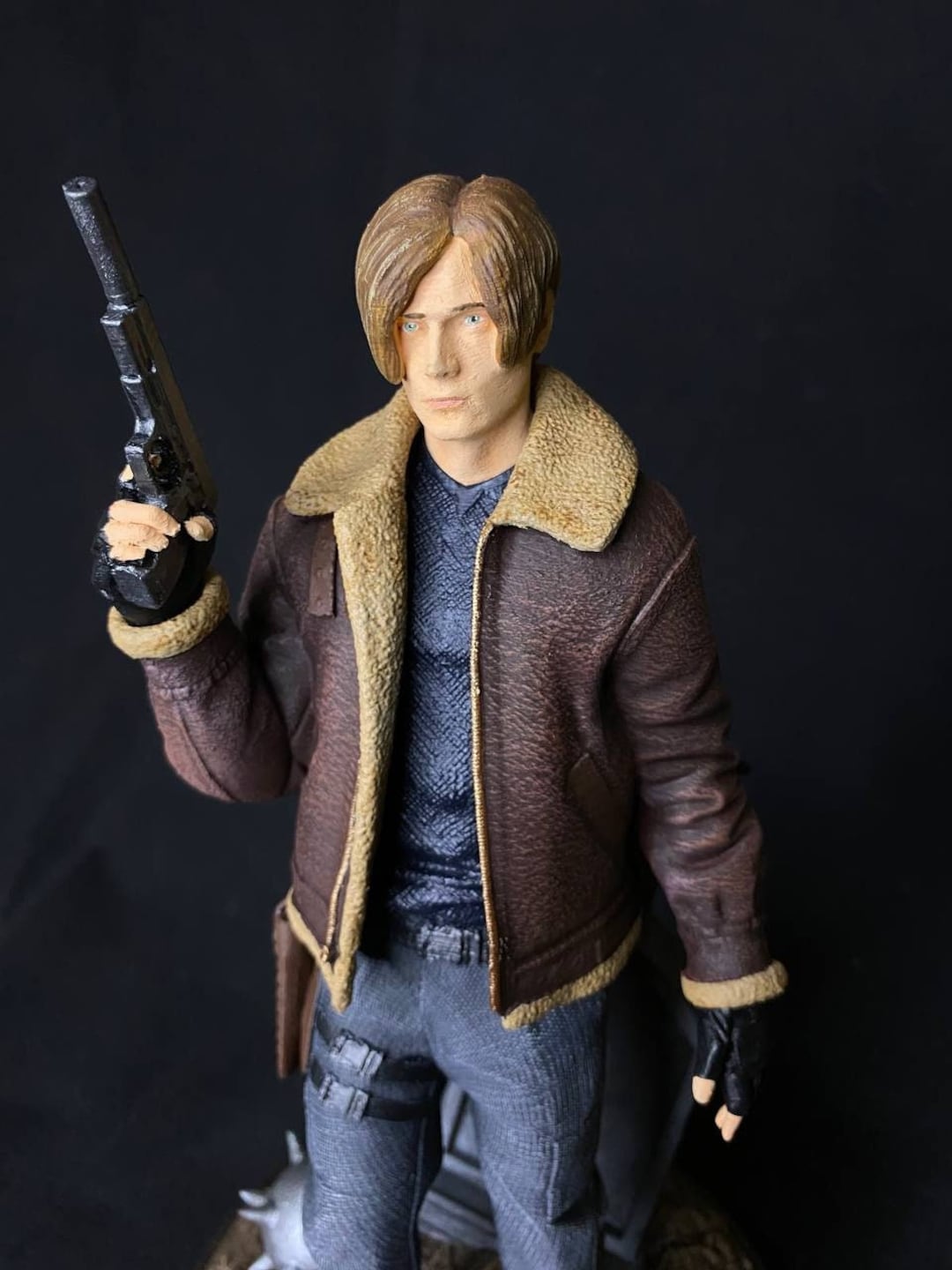 Resident Evil 4 Leon Kennedy Statue/figure, Resident Evil Gift, Hand ...