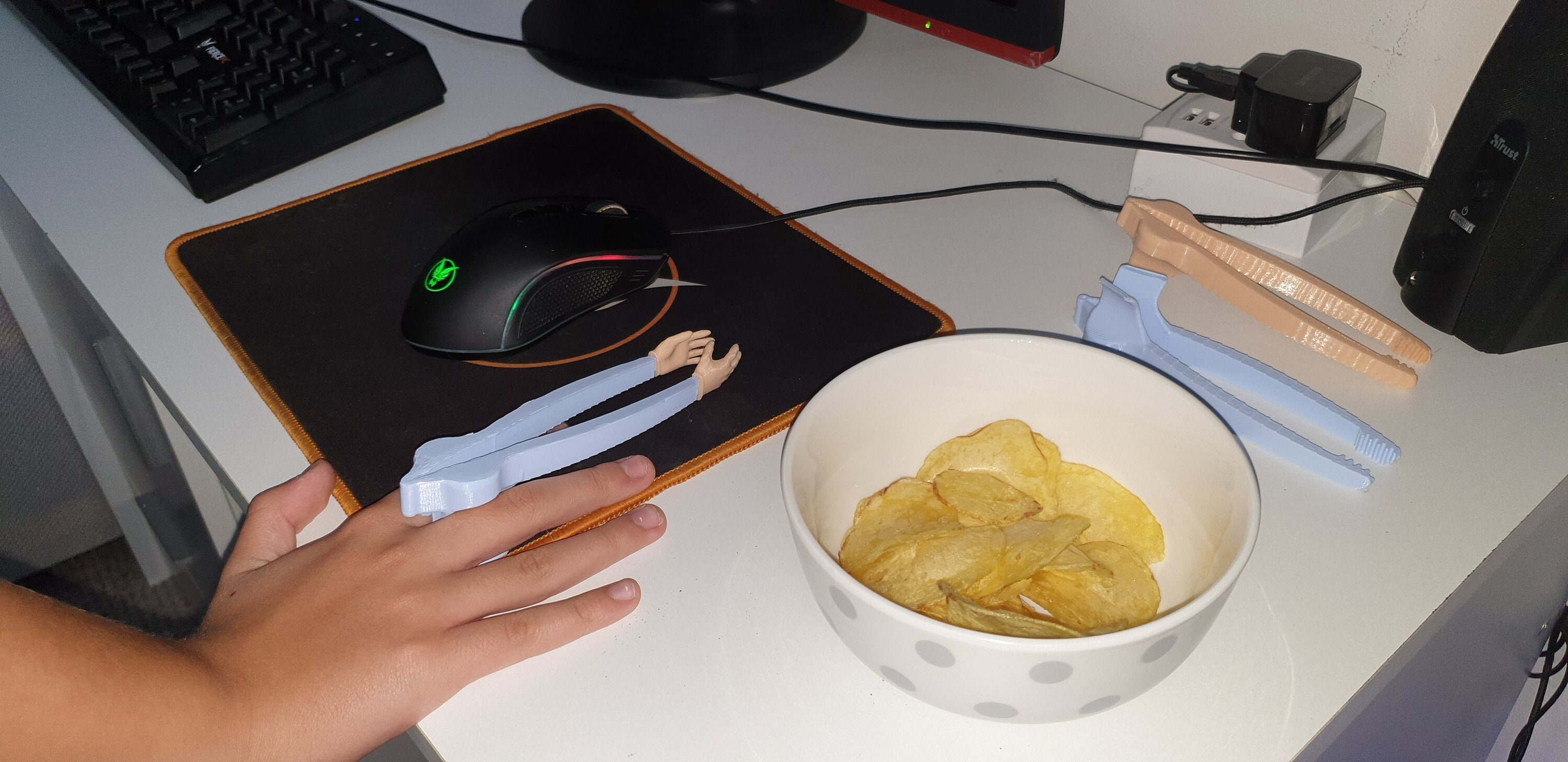 Finger Chopsticks Crisps Grabber. Gamers' Snacking Tongs. Clean Fingers ...
