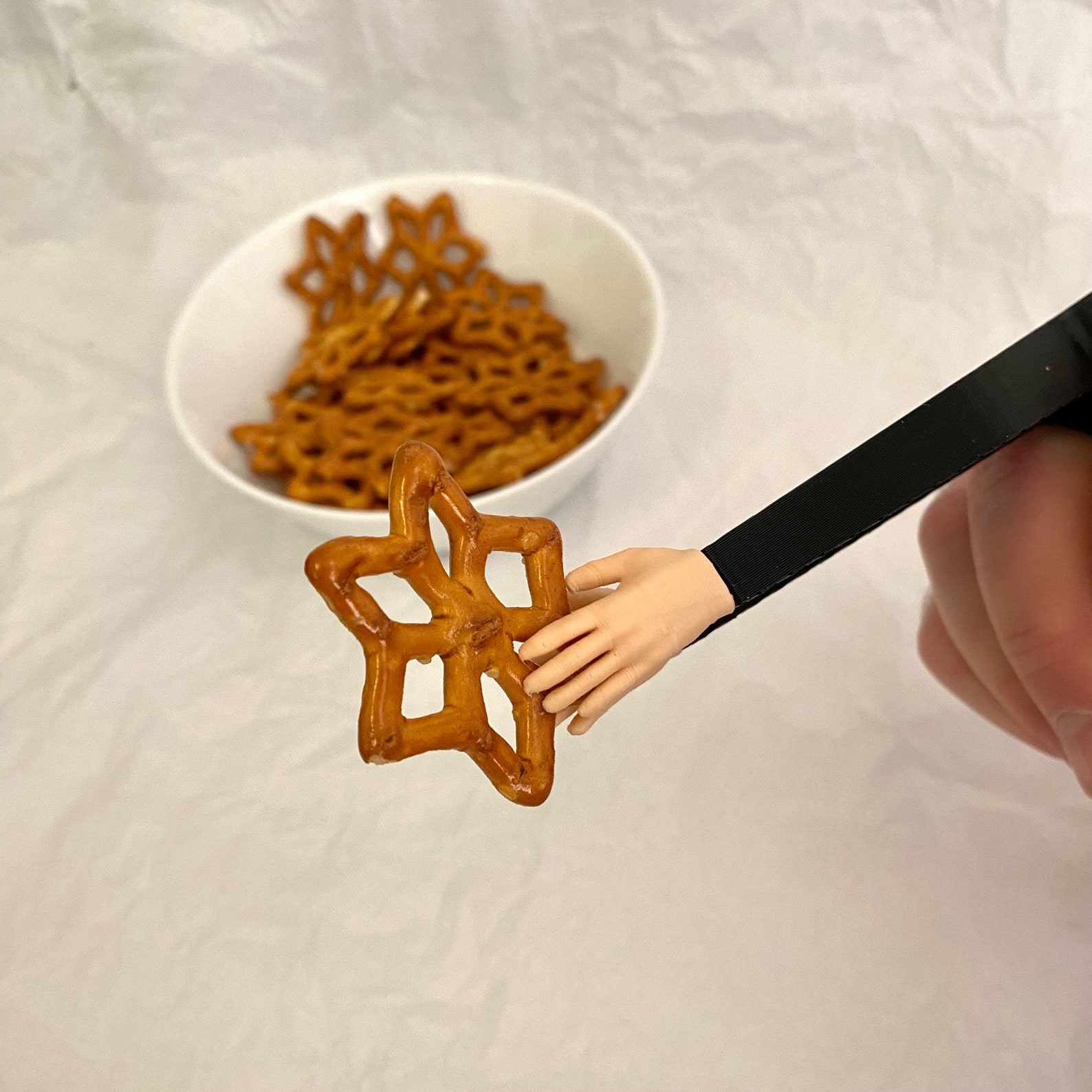 Finger Chopsticks Crisps Grabber. Gamers' Snacking Tongs. Clean Fingers ...