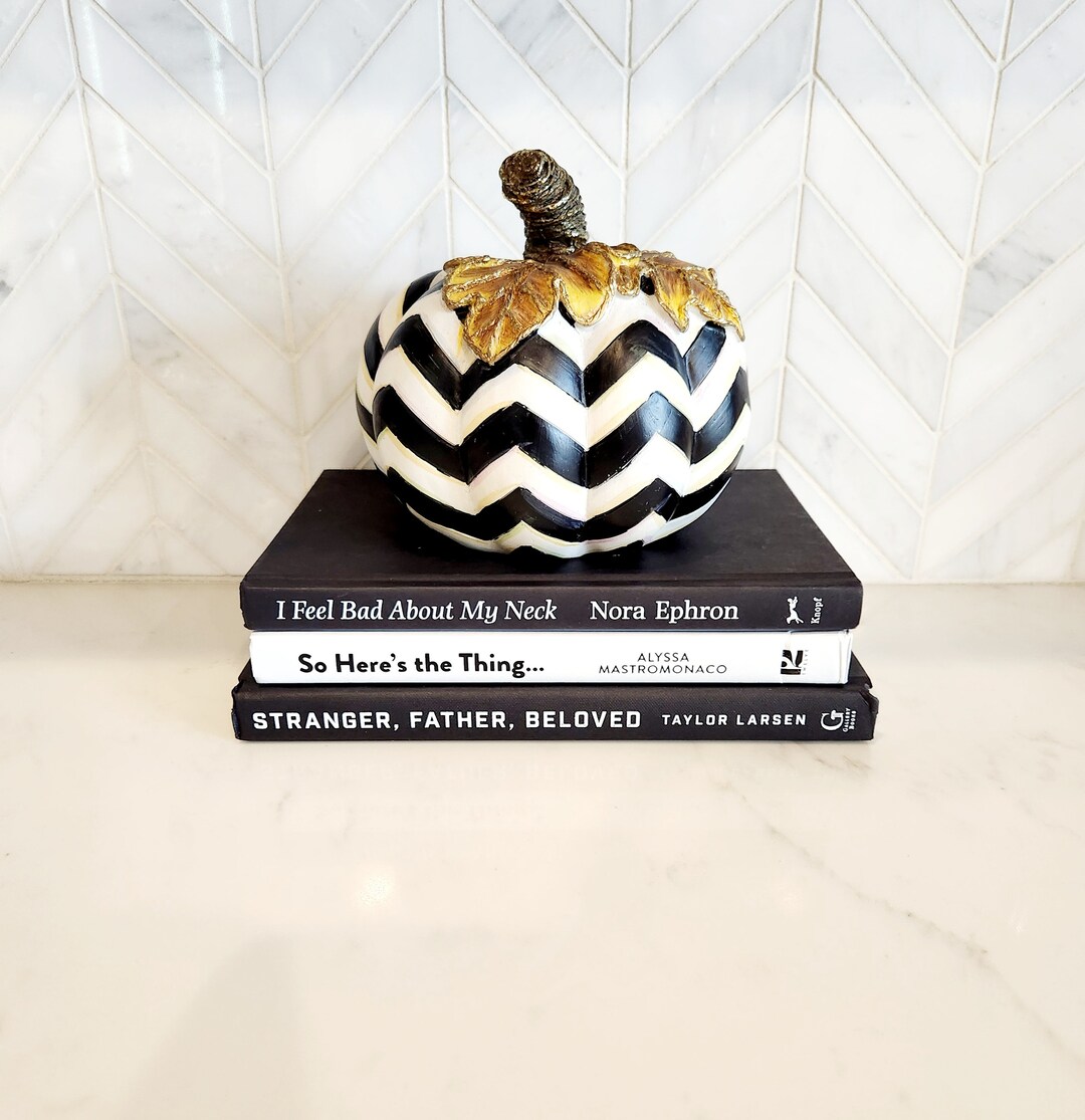 Black and White Book Decor, Home Decoration, Interior Design, Chic and ...