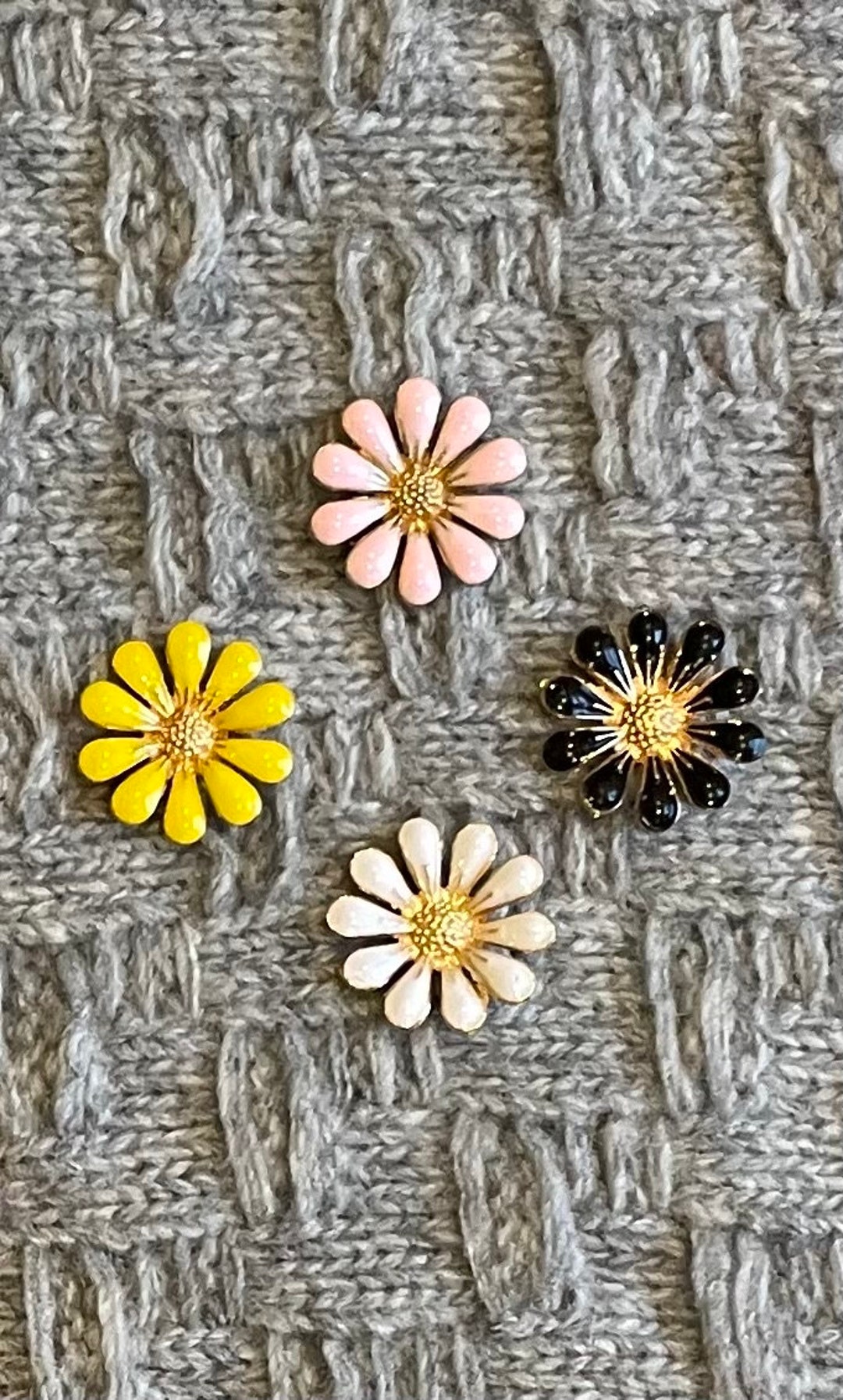 Daisy Pin - Etsy