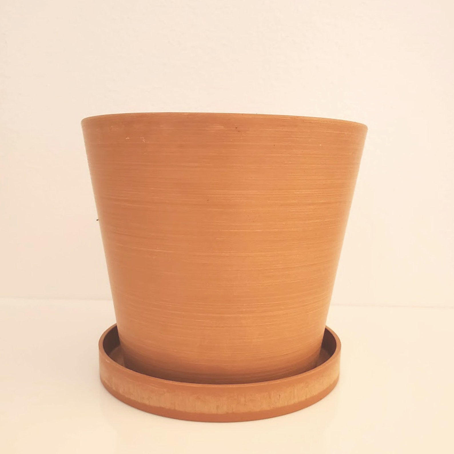 LILY – Circular Composite Planter With Saucer - Light Terracotta ...