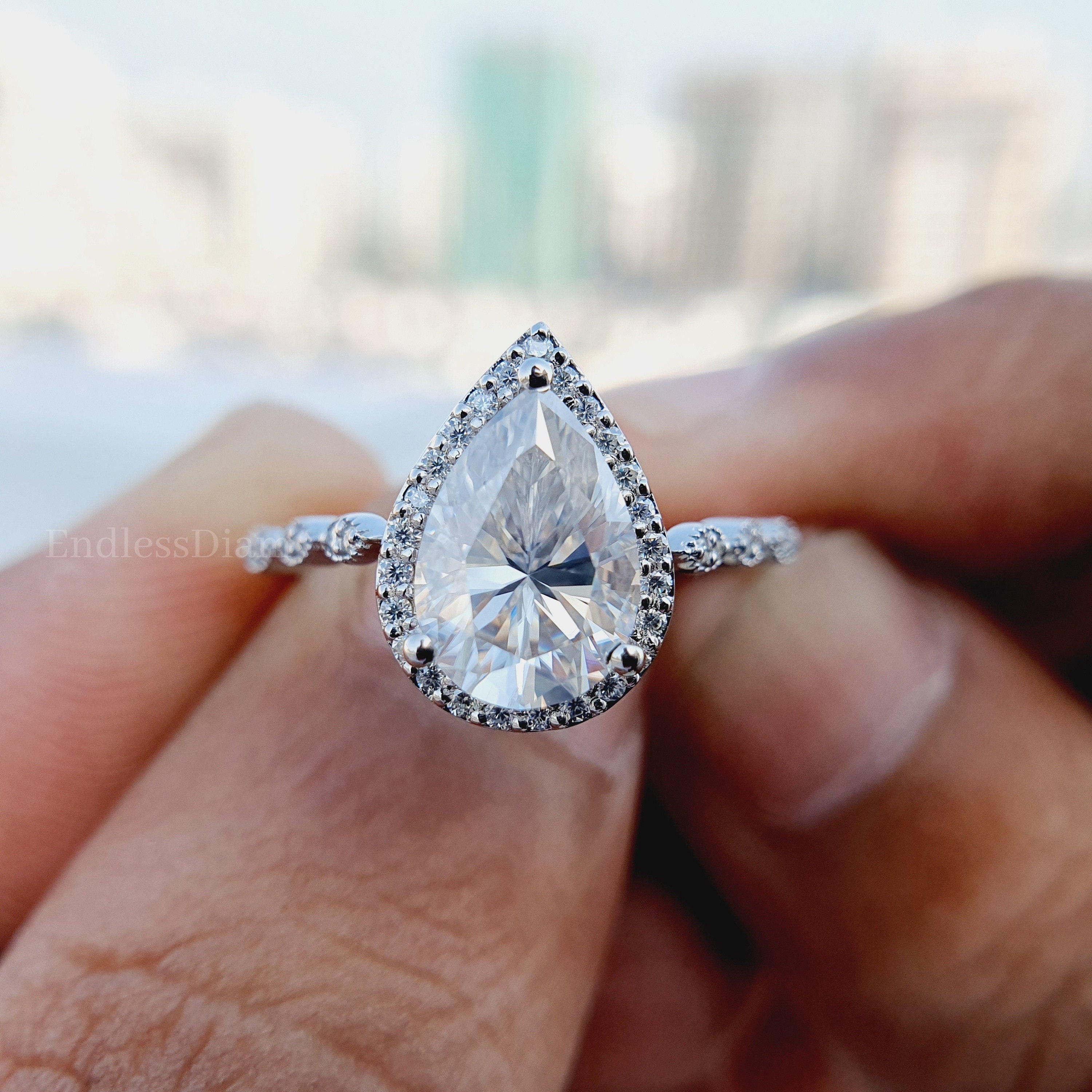 Pear Shaped Engagement Rings