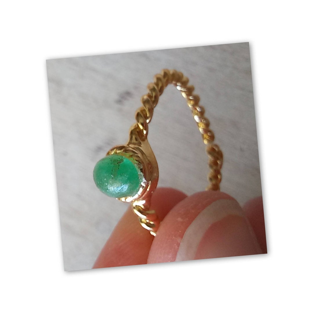 Bague ajustable en plaqué or base laiton pierre émeraude verte. Bague ...