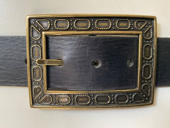 Rectangular centre bar belt buckle with oval unique m… - Gem