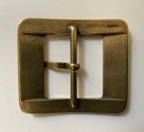 Clean,classic centre bar belt buckle with rivet borde… - Gem