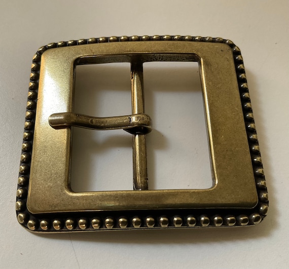 Clean,classic centre bar belt buckle with rivet borde… - Gem