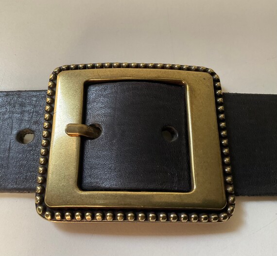 Clean,classic centre bar belt buckle with rivet borde… - Gem