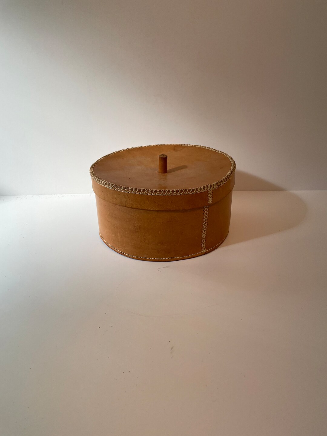 Round Vintage Full Grain Leather Box - Etsy