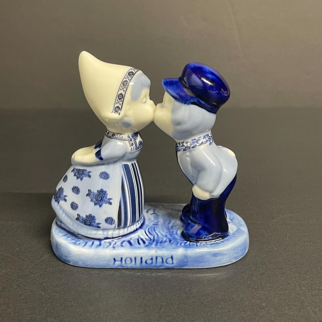 Vintage Dutch Kissing Boy and Girl Figurine Blue and White Delft Couple ...