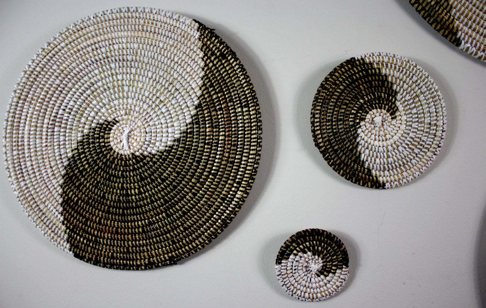 Black & White African Senegal Woven Round Pad for Wall Decor Set of 6 ...