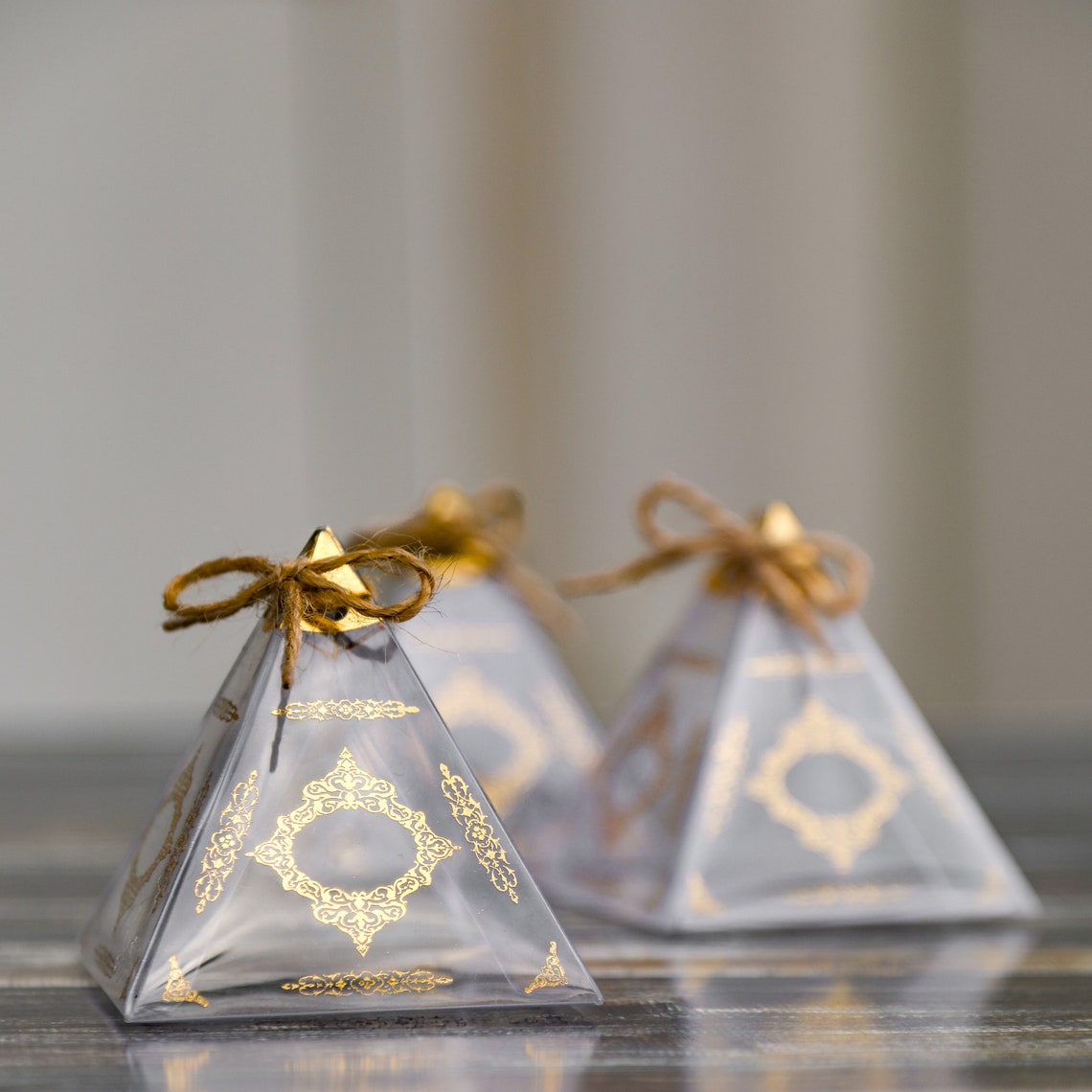 10 Pcs Pyramid Favors and Gifts Boxes, Clear Lid Gold Detail Box ...