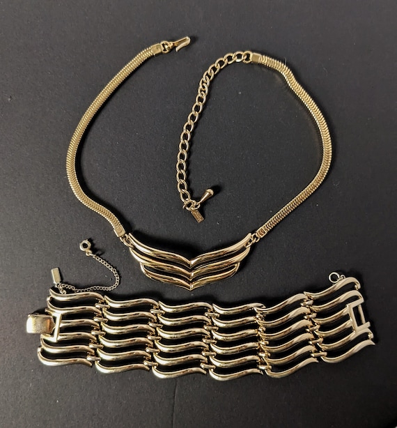 Vintage Monet Shiny Gold Tone Abstract Wave Necklace … - Gem