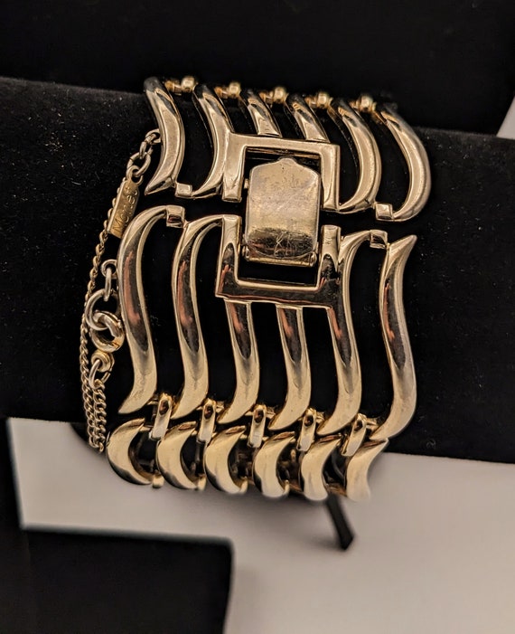 Vintage Monet Shiny Gold Tone Abstract Wave Necklace … - Gem