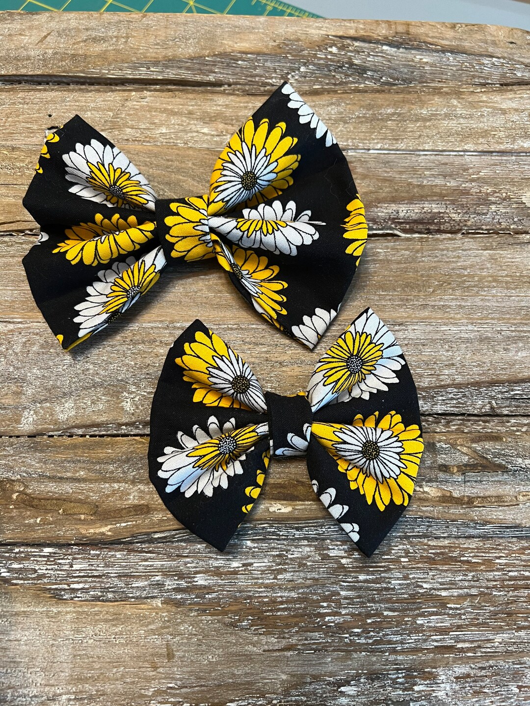 Hawkeye Floral Bow Tie - Etsy