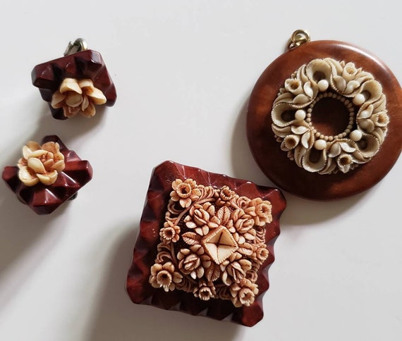 Unique vintage Carved Celluloid & Wood set. - Gem