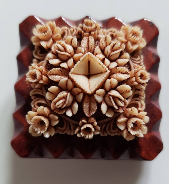 Unique vintage Carved Celluloid & Wood set. - Gem