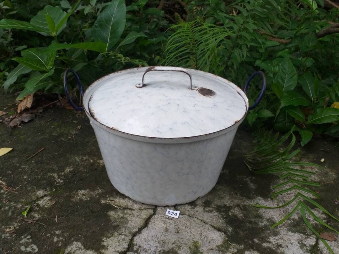 Giant Sized Vintage White & Blue Chicken Wire Enamelware Saucepan With ...