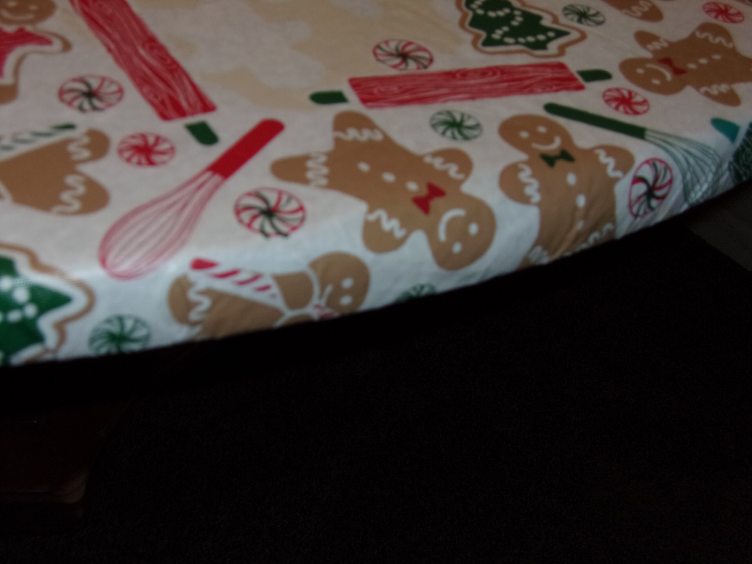 Fitted Tablecloth. PEVA Vinyl With Felt Backing 70 Diam. Fits 60 Table ...