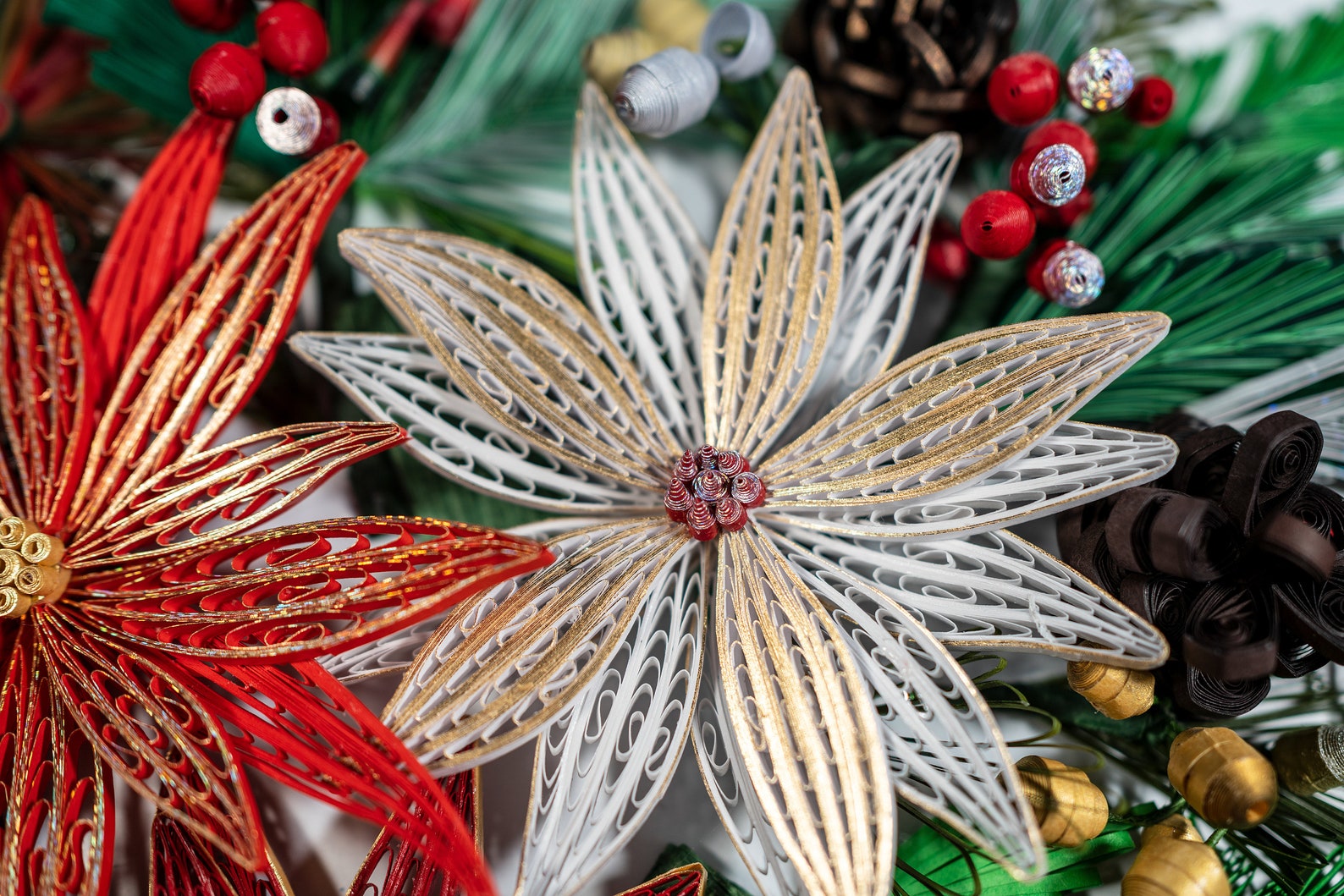 Round Frame Paper Quilling 3D Flowers in Basket Wall Art - Etsy