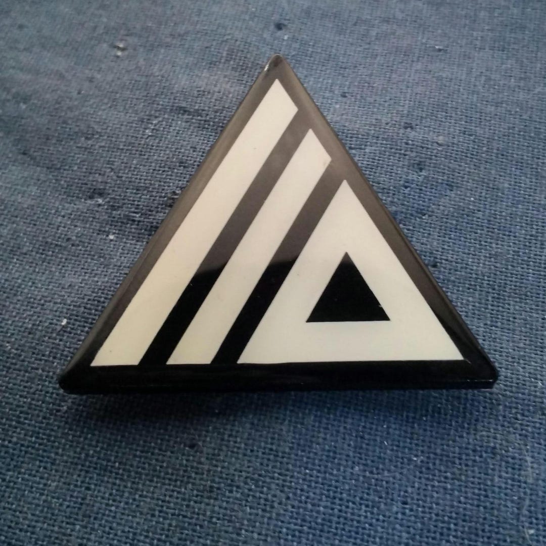 LE EDM Dubstep Enamel Glow Pin (1.5 Inch X 1.5 Inch):inspired by Djs ...