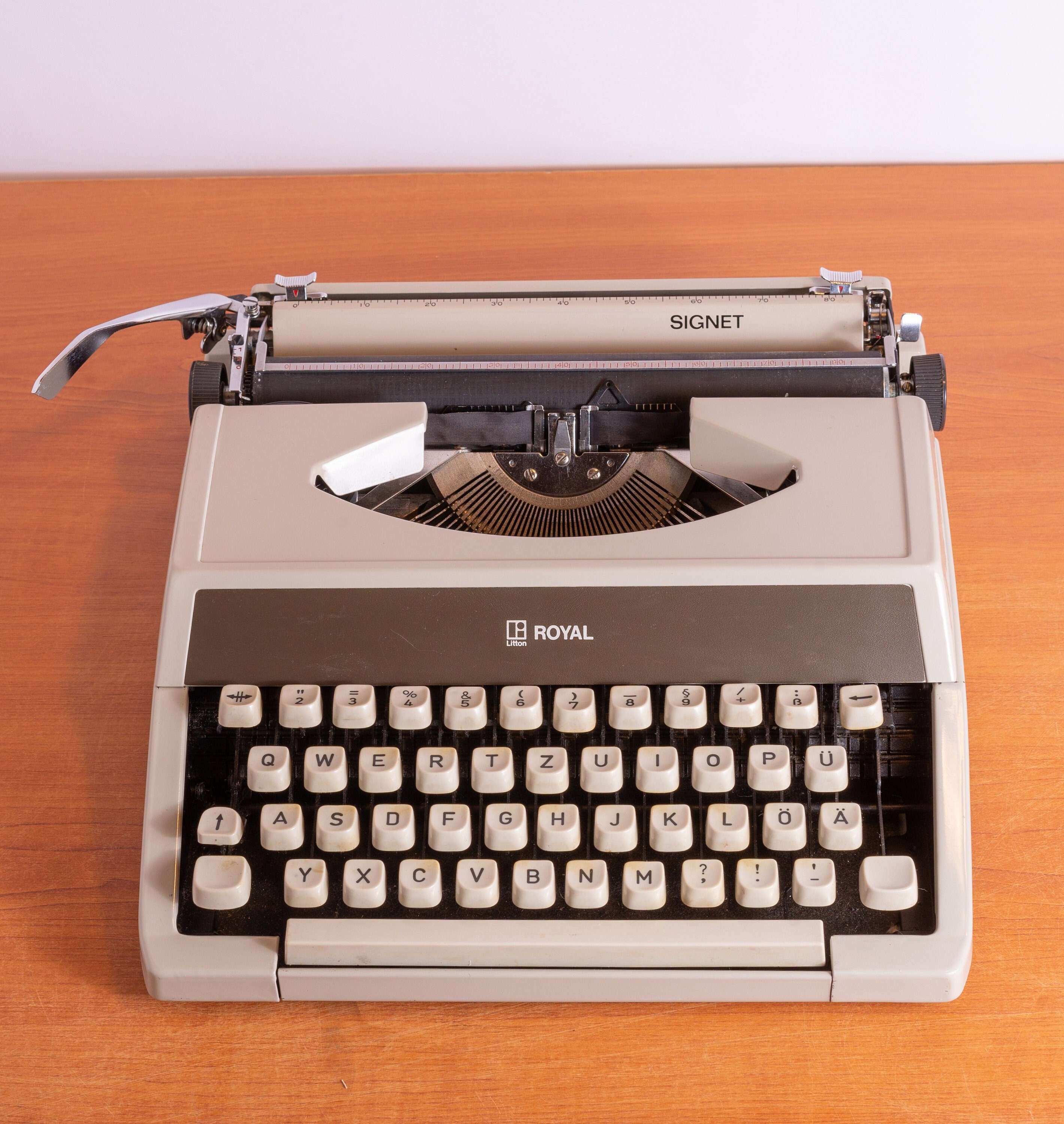 Royal Litton Signet Typewriter Vintage 1970's Made in Japan Tested Good ...