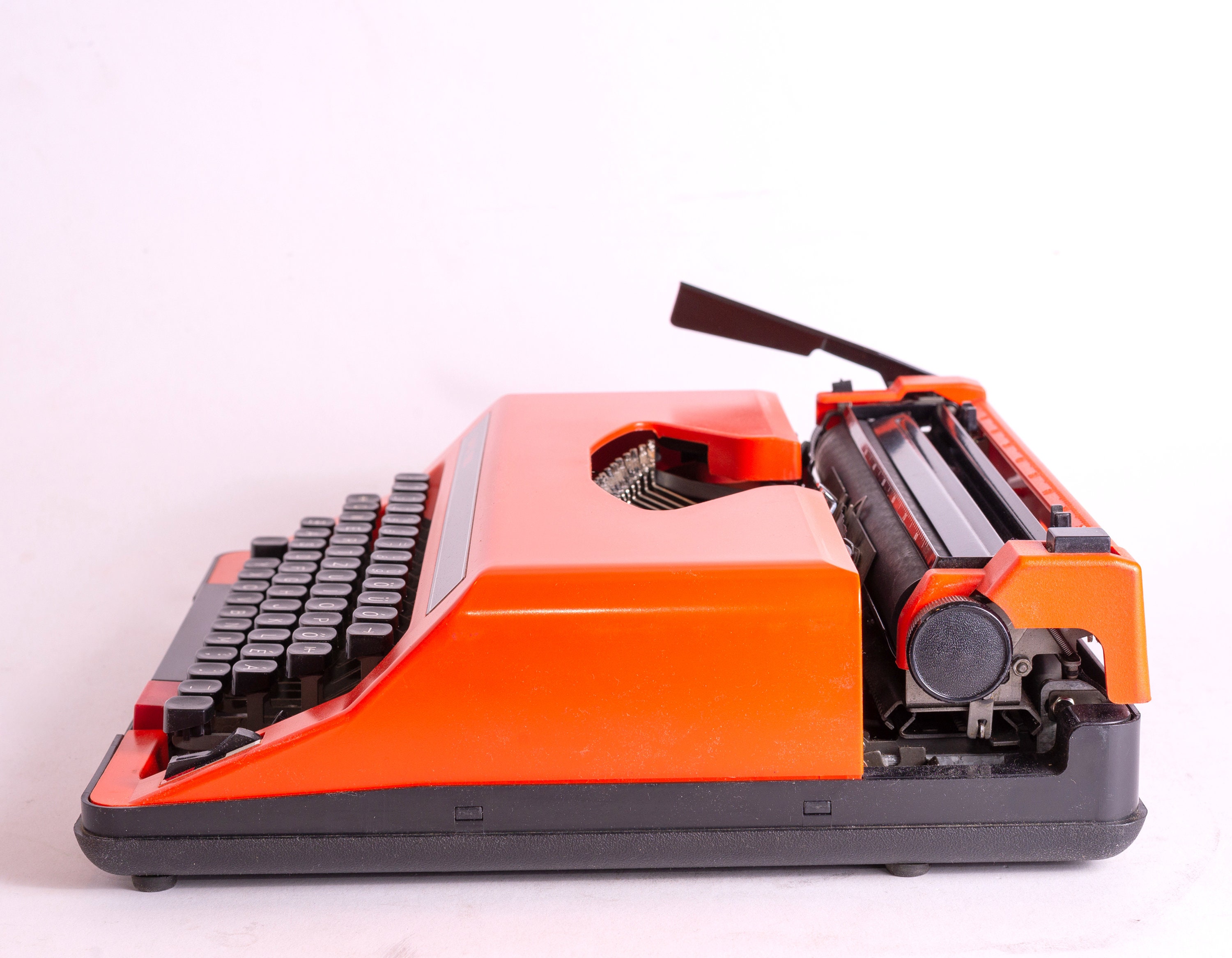 Omega 555 Retro Italian Typewriter 1980's Beautiful Condition/like NEW ...