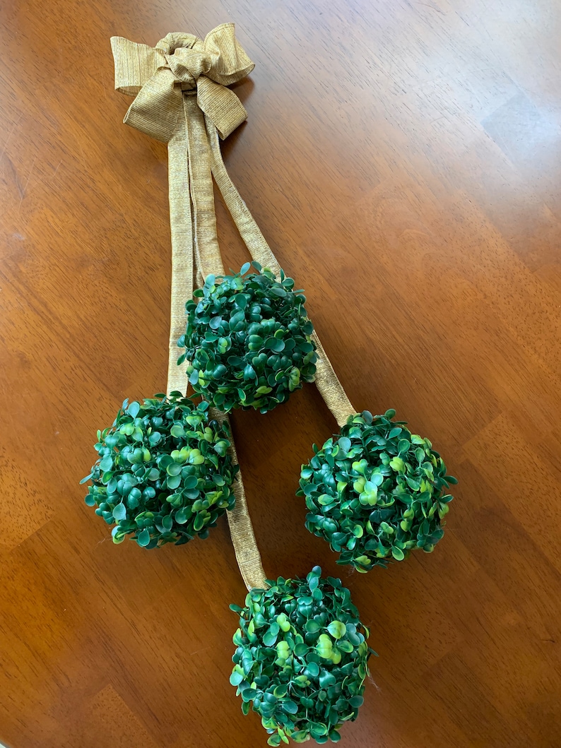 Chic Topiary Boxwood Door Swag With Luxe Gold Metallic Ribbon ...