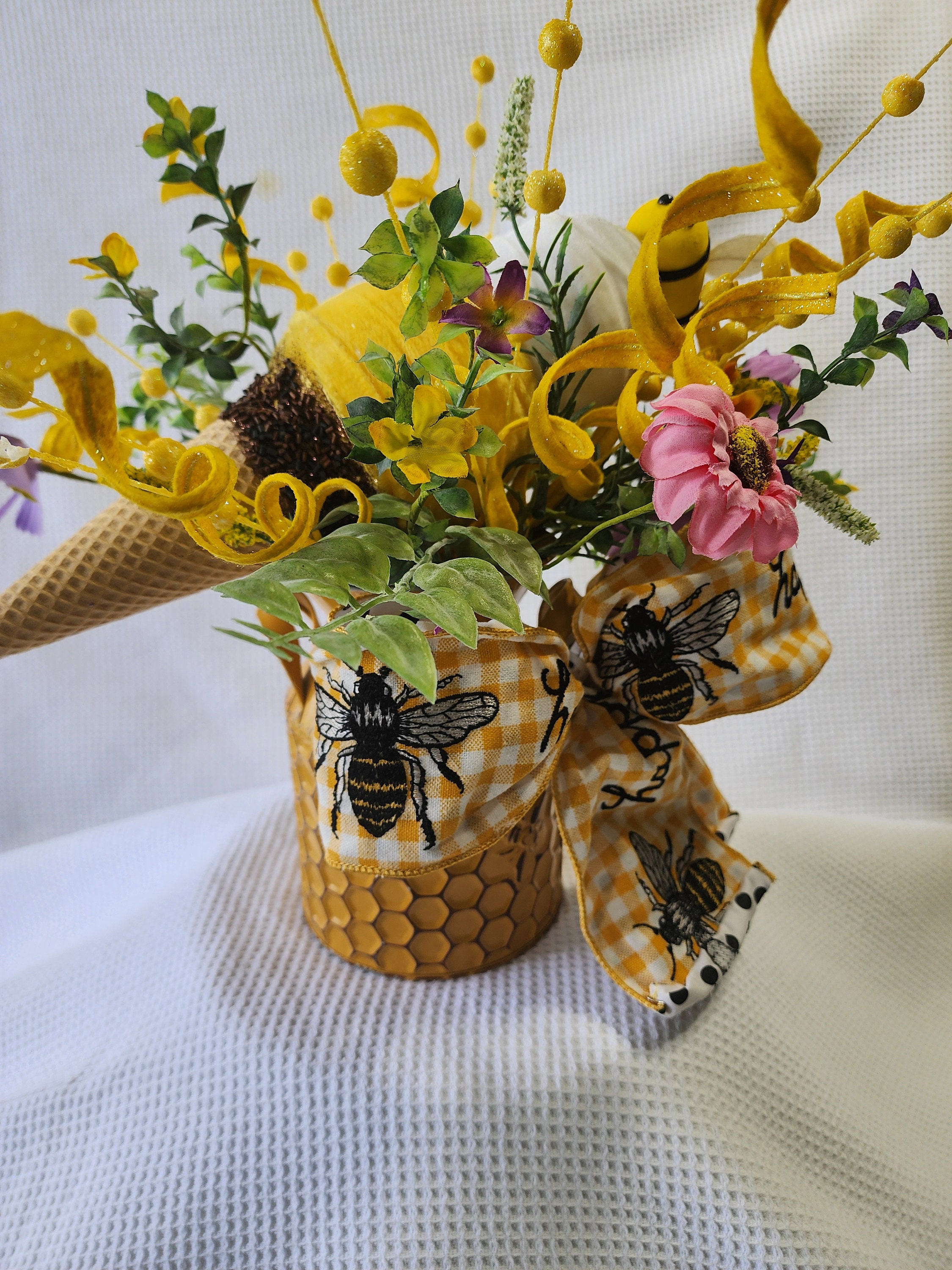 Bumble Bee Centerpiece, Tabletop Bee Decor, Summer Table Arrangement - Etsy