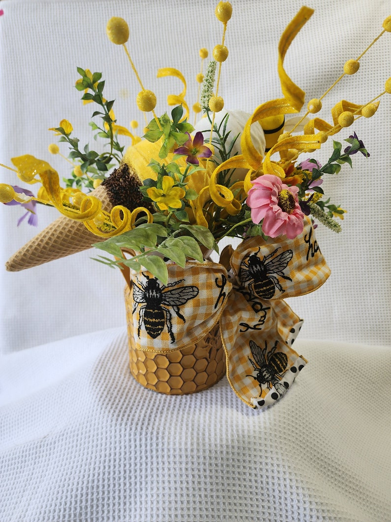 Bumble Bee Centerpiece, Tabletop Bee Decor, Summer Table Arrangement - Etsy