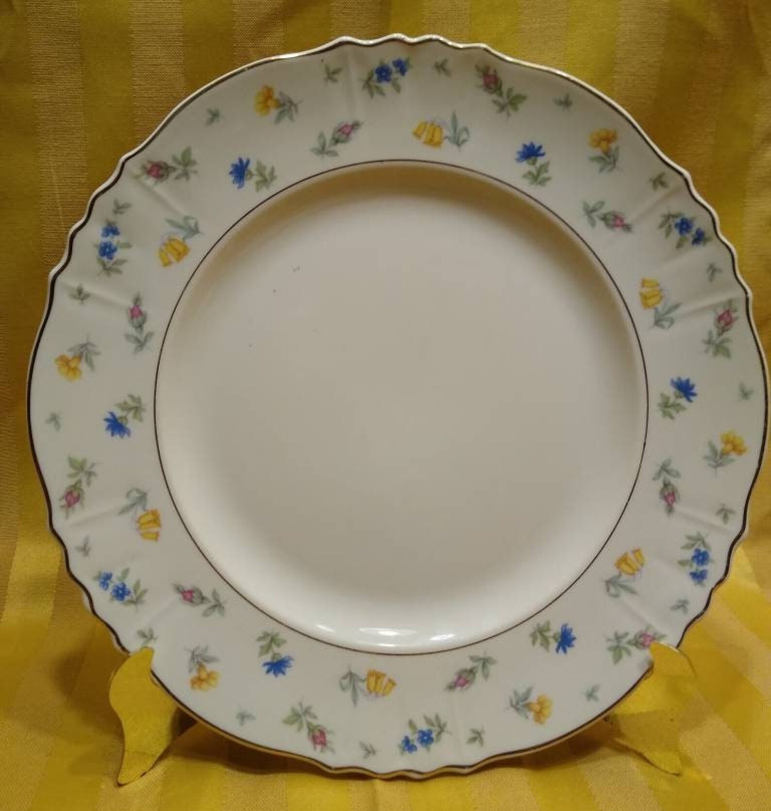Federal Shape Syracuse China. Pattern: Suzanne. 6 Piece Place Settings ...