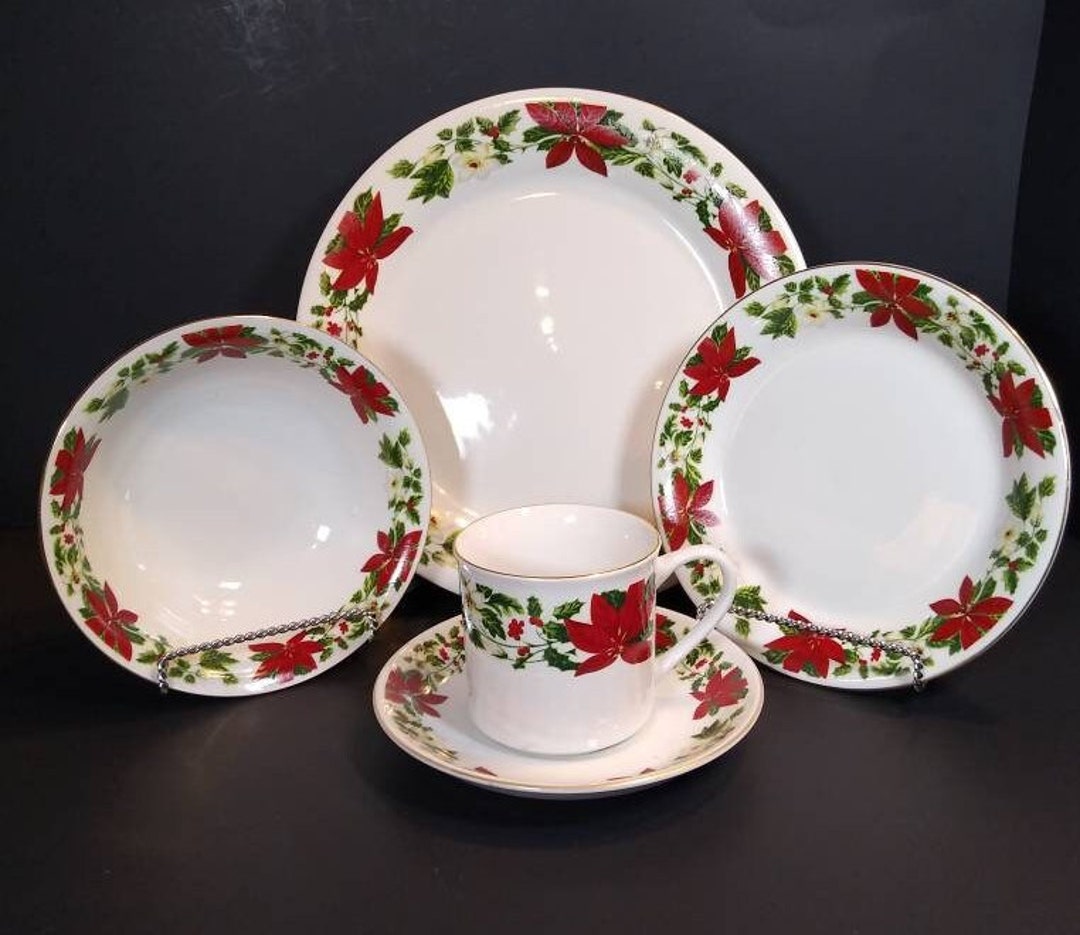 Gibson Designs Everyday. Pattern: Poinsettia Holiday. 5 Piece Place ...