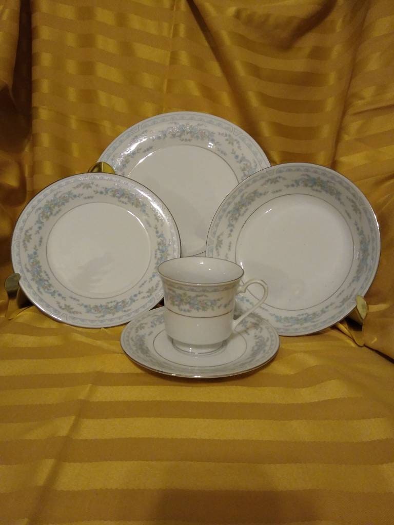 Crown Ming Fine China. Jian Shiang. 5-piece Place Setting. Pattern ...