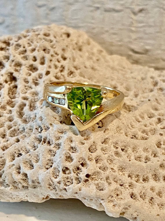 Vintage genuine trillion peridot - Gem