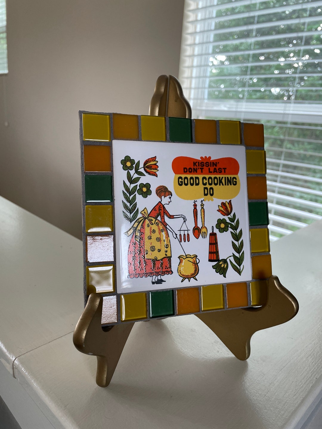 Vintage Inspired Rustic Cottage Look Kitchen Tile With Colorful Momma Quaint Saying Wall ...