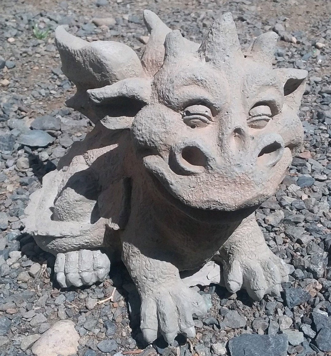 Happy Smiling Sydgarg Dragon Statue, Gothic Statue, Dragon Garden ...