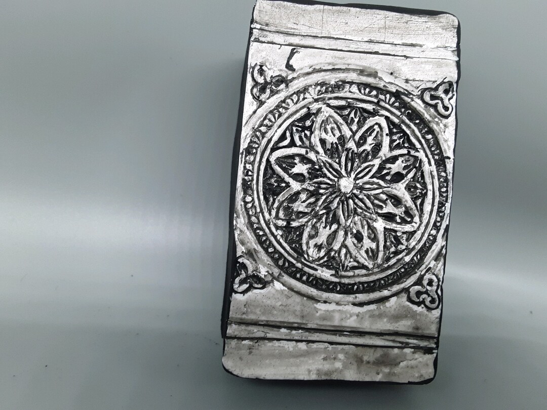 Flower Shaped Medallion Small Resin Plaque, Medallion, Plaque, Resin ...