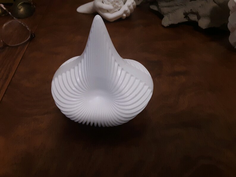 Triangular Groove Geometric Form Resin Statue, Geometric Shape, Modern ...