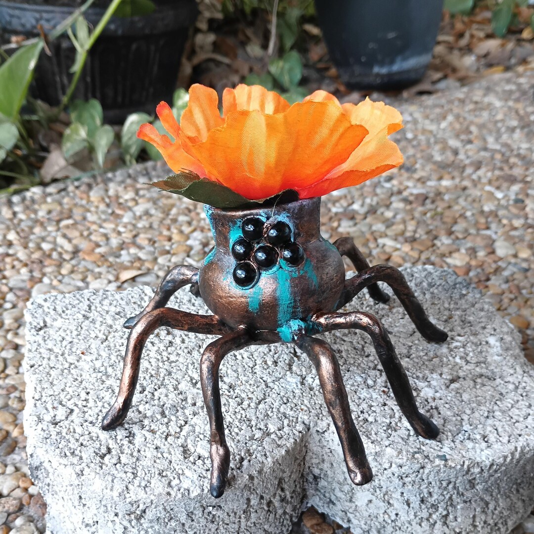 Tiny Cup Spider, Creepies, Horror, Evil, Critter , Arachnids, Flower ...