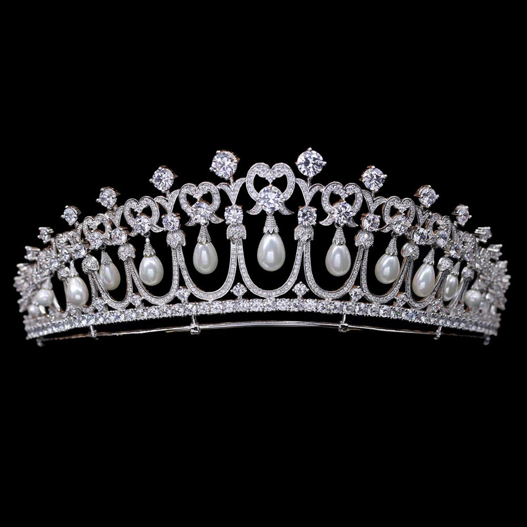Queen Mary's Lover's Knot Tiara Queen Elizabeth II Kate Middleton Diana ...