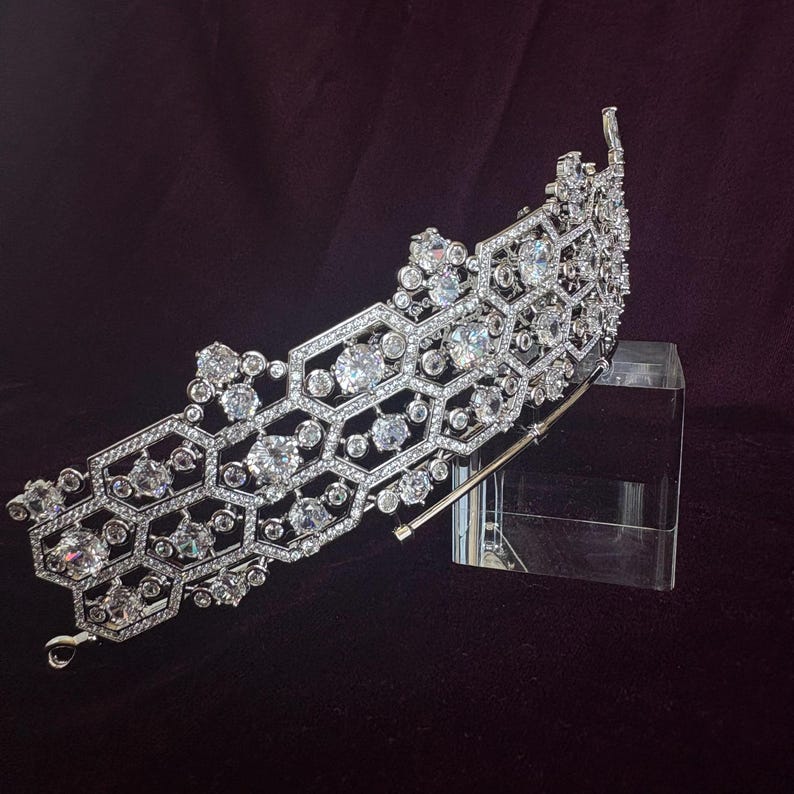 Queen Camilla Honeycomb Greville Tiara British Royal Family Jewel Queen ...