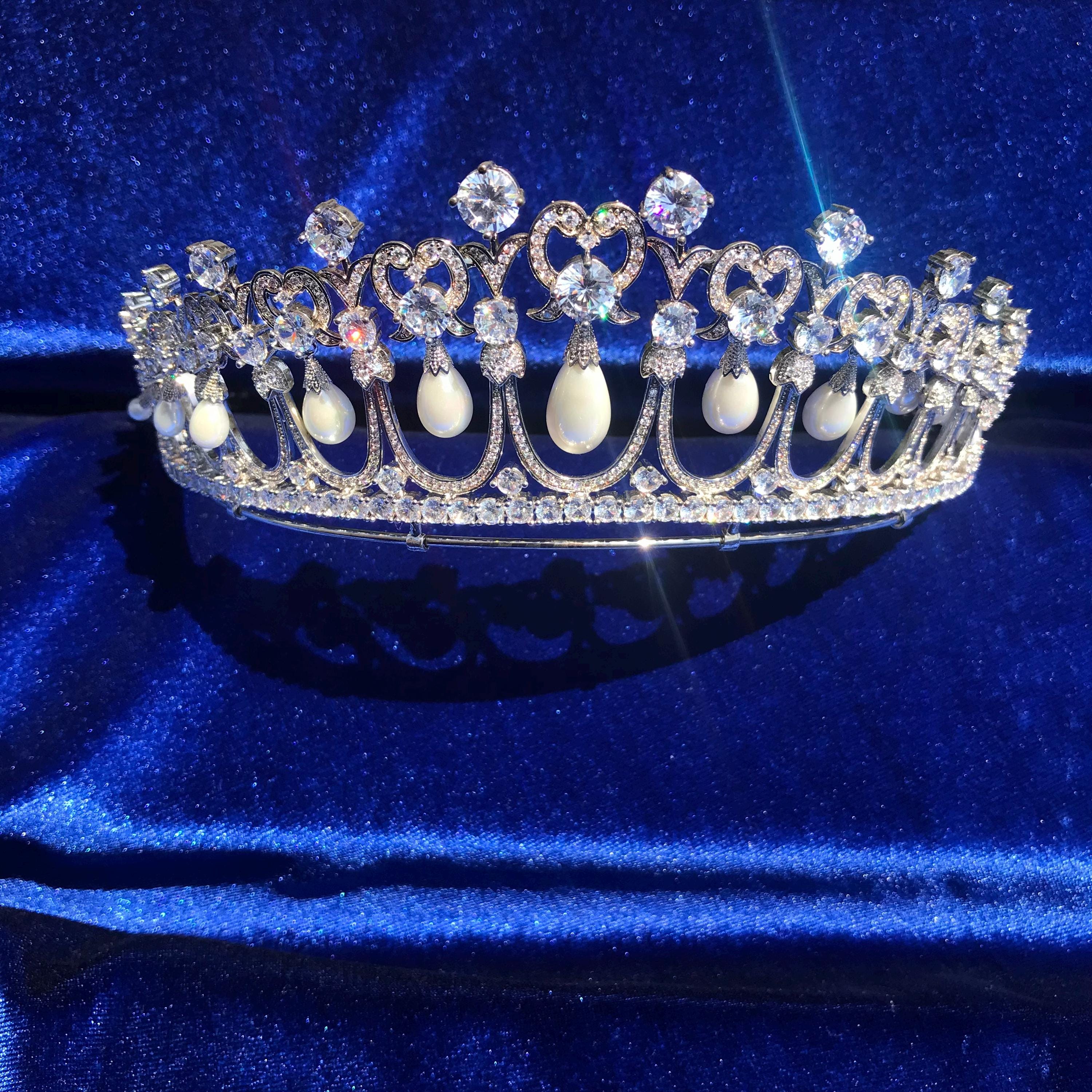 HM Queen Elizabeth II of Lover's Knot Tiara Shell Pearls Full Cubic ...