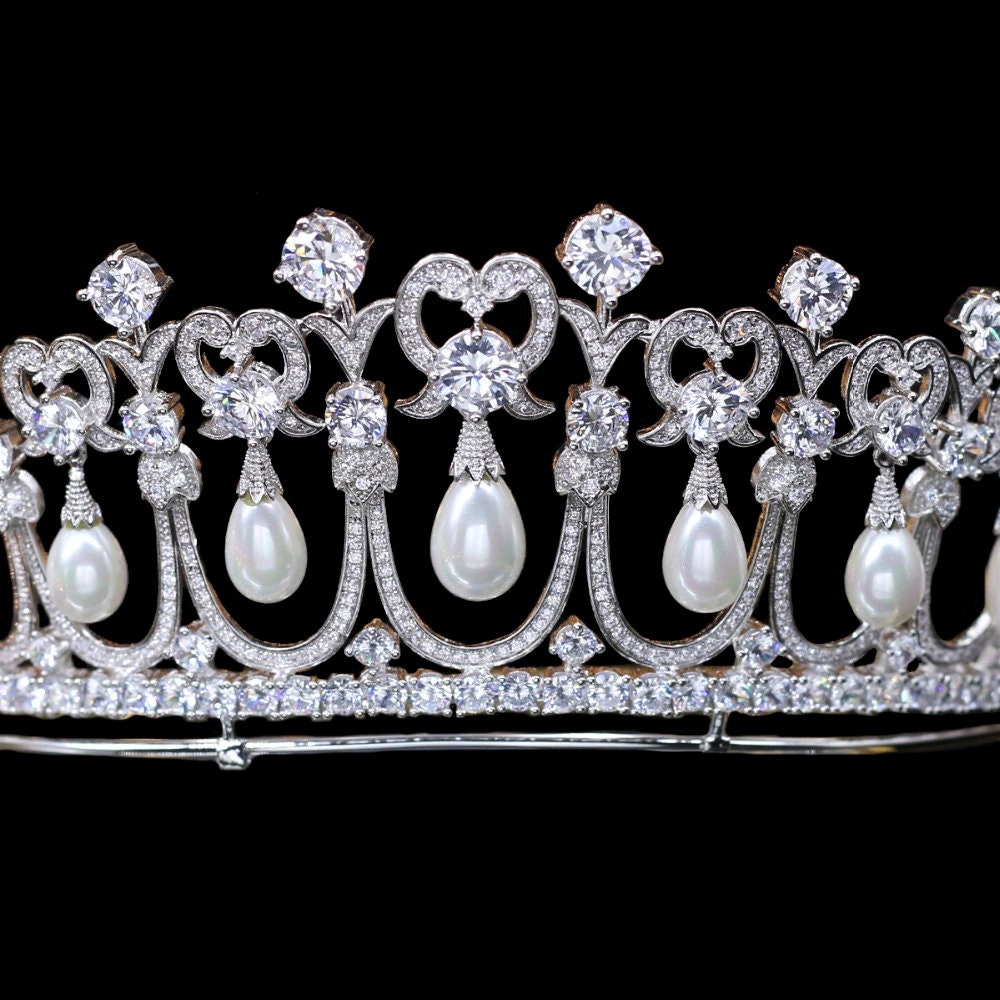 Queen Mary's Lover's Knot Tiara - Queen Elizabeth II - Kate Middleton ...