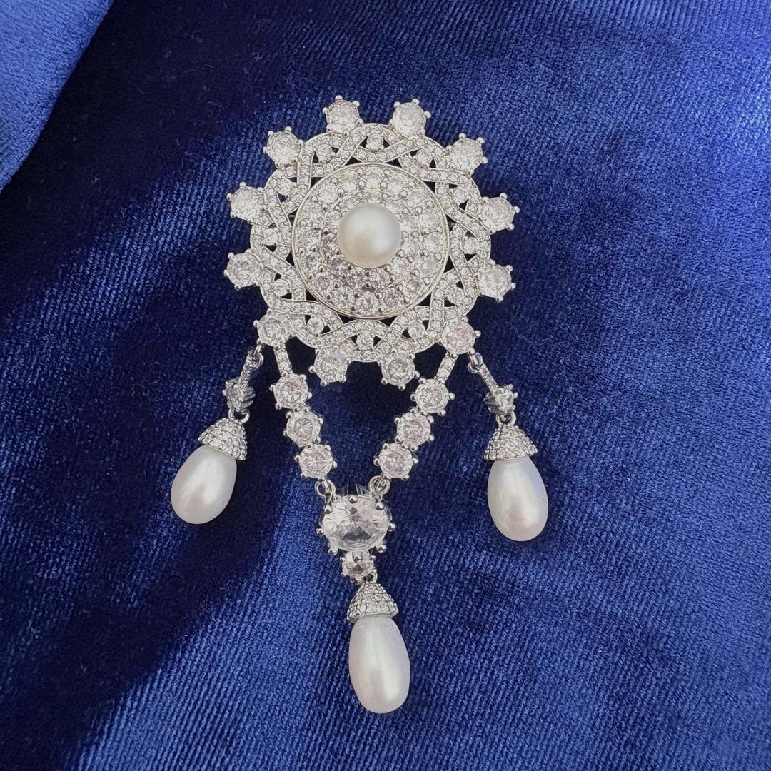 The Teck Corsage Brooch Queen Elizabeth II 5A Cubiz Zirconia Drop ...