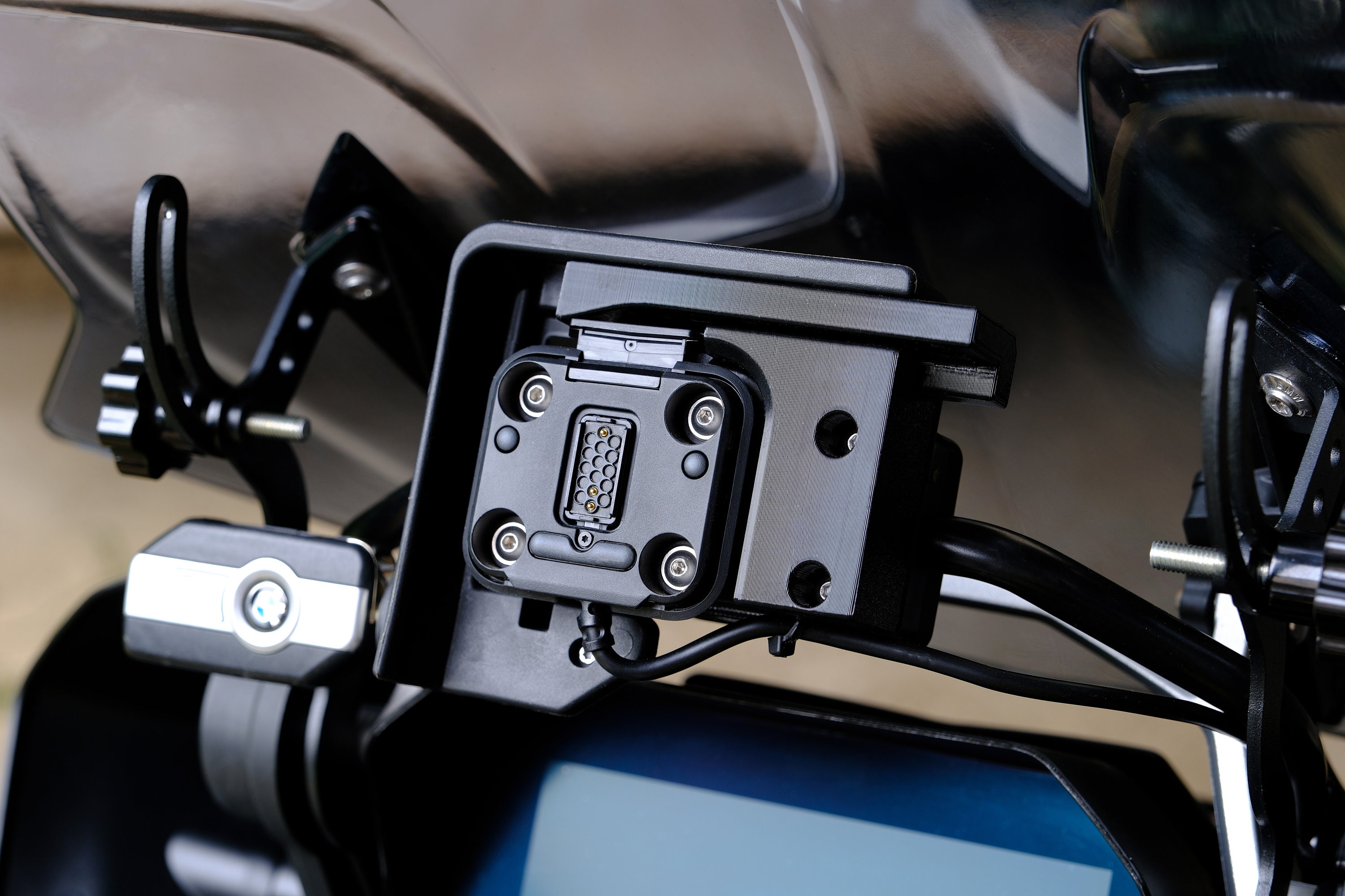 Lockable BMW Navigation Preparation Adapter for Garmin Zumo XT/XT2 ...